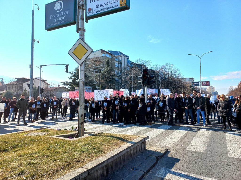 Протест на Партизанска кај Сити Мол на местото каде загина Викторија Николова Трилинг